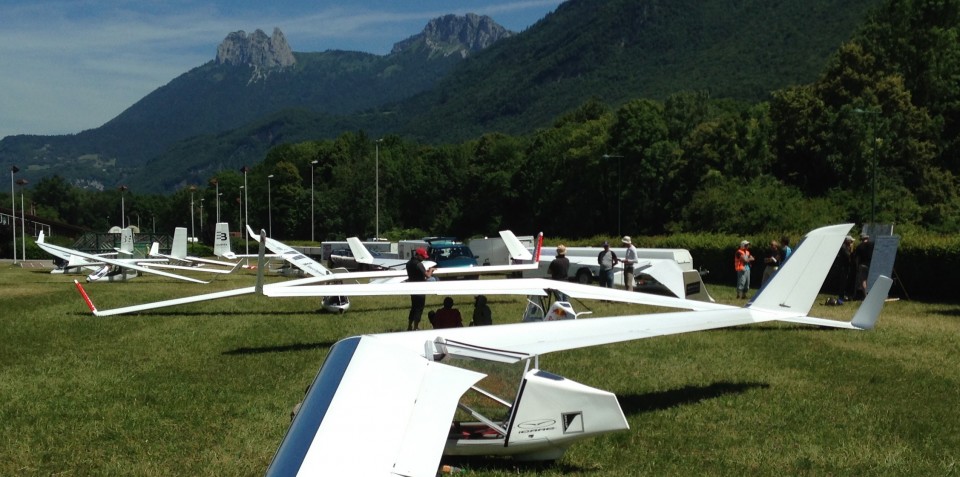 FAI class 2 hang glider competition in the Southern french Alps